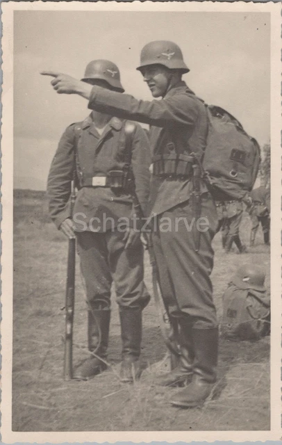 FOTO VEREIDIGUNG, LUFTWAFFE Soldaten mit vollen Marschgepäck (MJ-92 ...