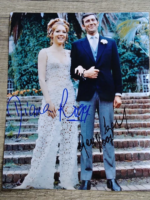 PHOTO SIGNÉE DIANA Rigg + George Lazenby - Autographes Bond 007 OHMSS ...