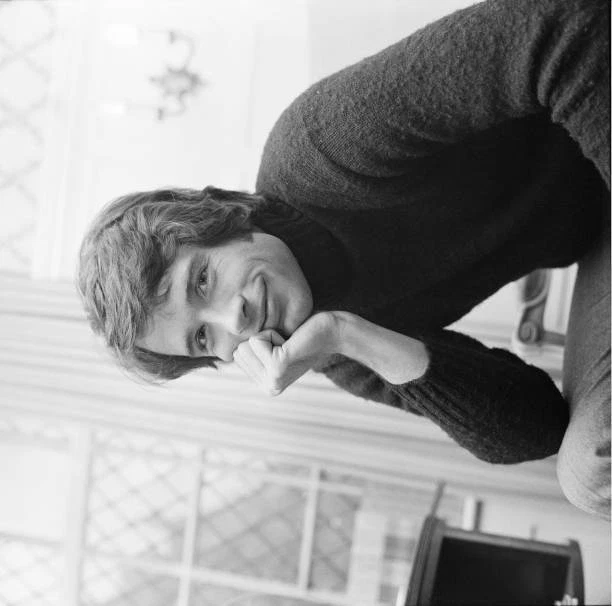 WARREN BEATTY AMERICAN actor pictured in his London flat in So- 1968 ...