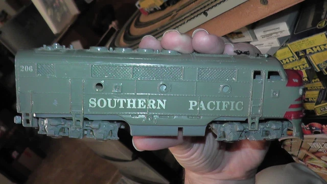 HO DIESEL LOCOMOTIVE very heavy diecast southern pacific varney sp runs ...