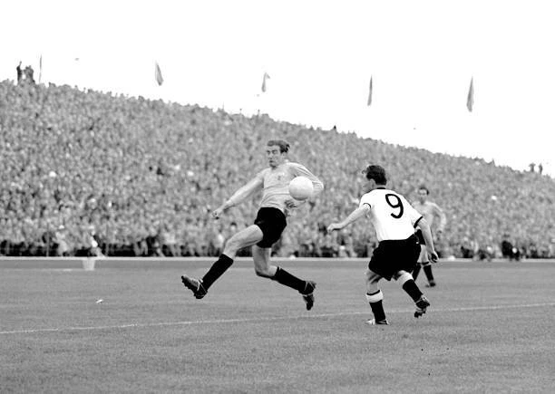 GERMAN STRIKER FRITZ Walter a duel with Argentine midfielder N- 1958 ...