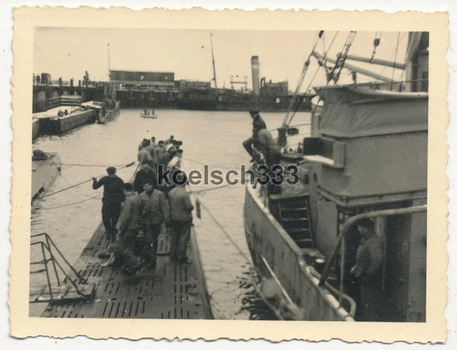 FOTO U BOOT Männer beobachten Taucher bei Arbeit an U 48 im Hafen von ...