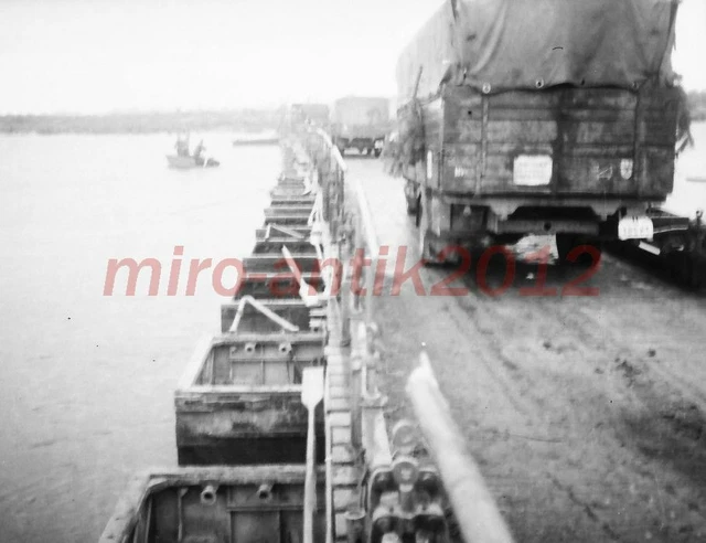 FOTO-NEGATIV, WK2, OSTFRONT, LKW Kolone geht über Ponton-Brücke, 5026 ...