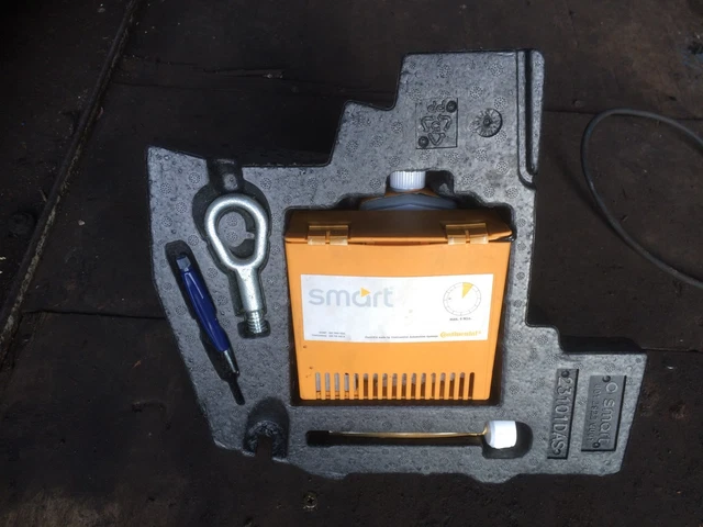 SMART ROADSTER/COUPE 452 tyre inflation kit complete with towing eye. £ ...