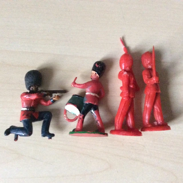VINTAGE PLASTIC TOY Soldiers Red British Grenadier Guards Infantry x4 ...
