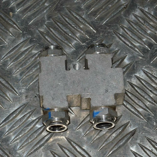 MERCEDES-BENZ ML-KLASSE W164 Ölkühler Thermostat A1645010265 2006 EUR ...