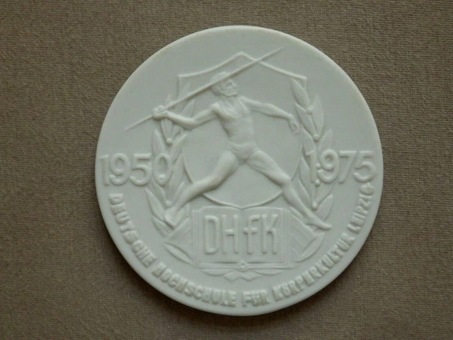 ALTE DDR PORZELLAN Medaille 25 Jahre DHfK LEIPZIG von 1950 - 1975 ( J ...