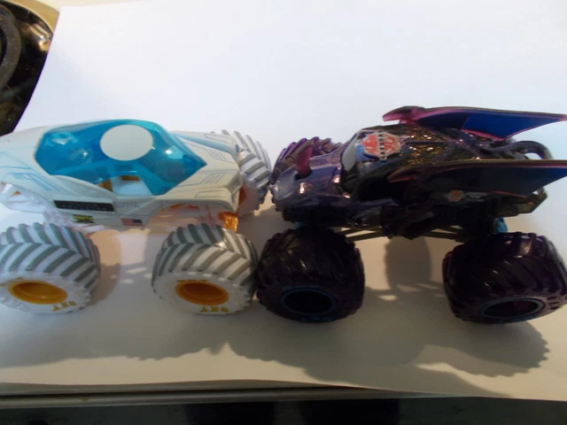 MONSTER JAM MONSTER Truck ALIEN INVASION VS DRAGONOID GEARS AND ...