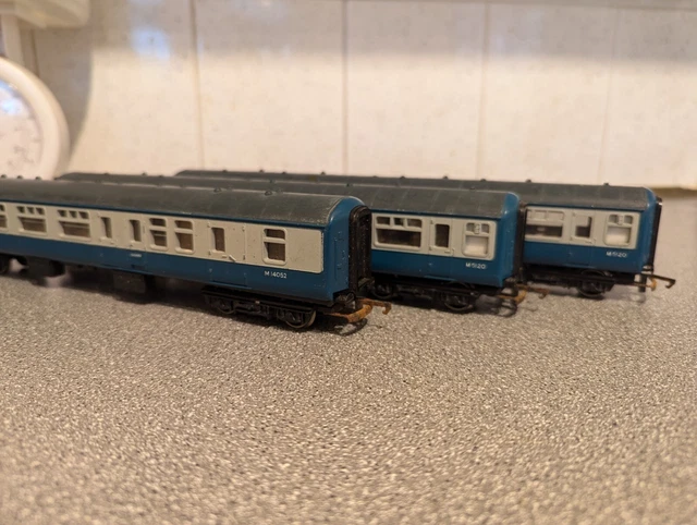 HORNBY MODEL RAILWAY BR blue and white coaches M5120 (x2) and brake ...