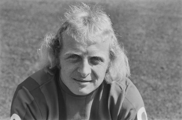 ALAN WHITTLE OF Crystal Palace FC at 1973-74 football season OLD PHOTO ...