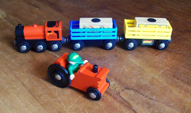 BRIO HOLZEISENBAHN 33326 Zug mit 2 Heuwagen + 33633 Traktor ## EUR 11 ...