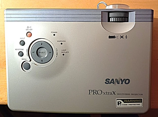 SANYO PRO XTRAX Multiverse Projector PLC-XU47 mit Fernbedienung EUR 60 ...