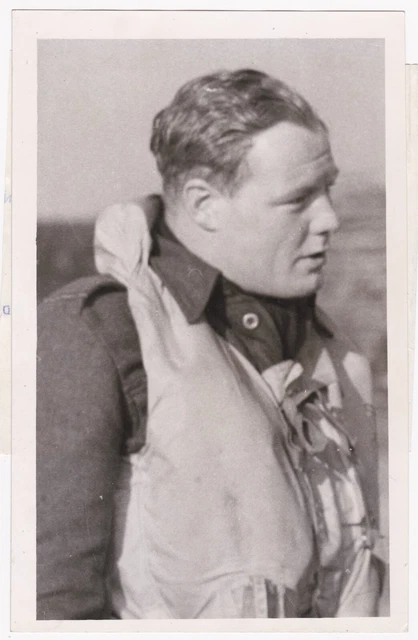 WW2 ORIGINAL PRESS Photo RAAF Pilot Keith 'Bluey' Truscott 452 Sqdrn ...