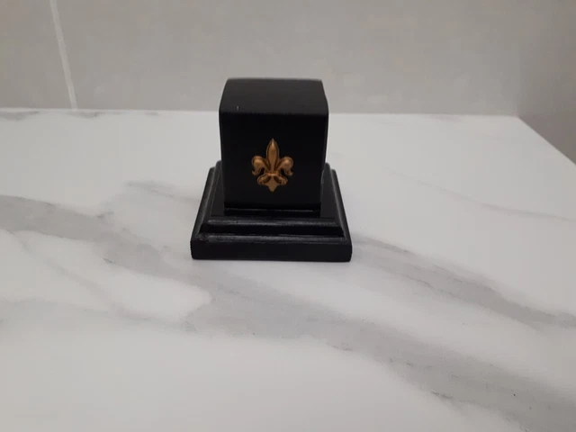 SOCLE EN BOIS noir satiné avec fleurs de lys pour figurine ou maquette ...