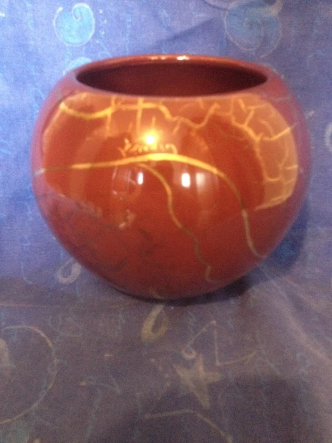 JOLI PETIT VASE de forme sphérique en céramique rouge décor doré et ...