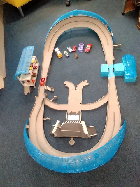 DISNEY PIXAR CARS Ultimate Florida 500 Speedway Motorised Track + 16 ...