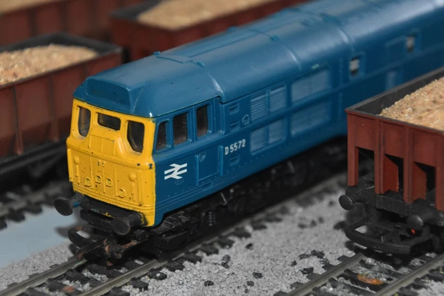 TRIANG HORNBY CLASS 31 D5572 British Railways Blue 9D80 OO Gauge Diesel ...