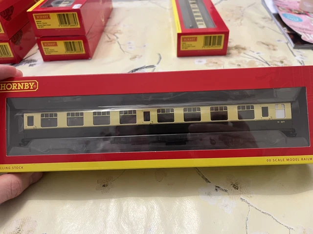 HORNBY R4644 BR MK1 Second Open Coach W3879 Choc/cream Livery £29.99 ...