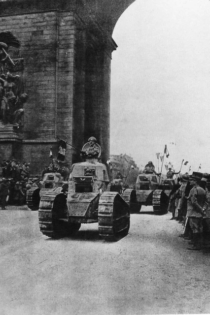 WW1 - PARIS - Renault Tank Show under the Arc de Triomphe on Nov 11 ...