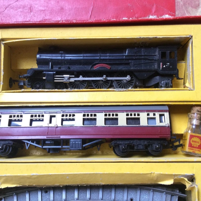 VINTAGE TRI-ANG ELECTRIC Train Set RA Princess Elizabeth Coaches Etc ...