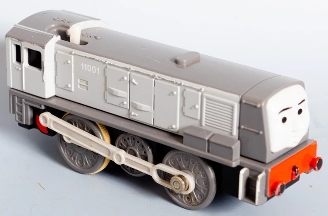 TOMY TRACKMASTER THOMAS the tank engine motorised train Dennis 11001 ...