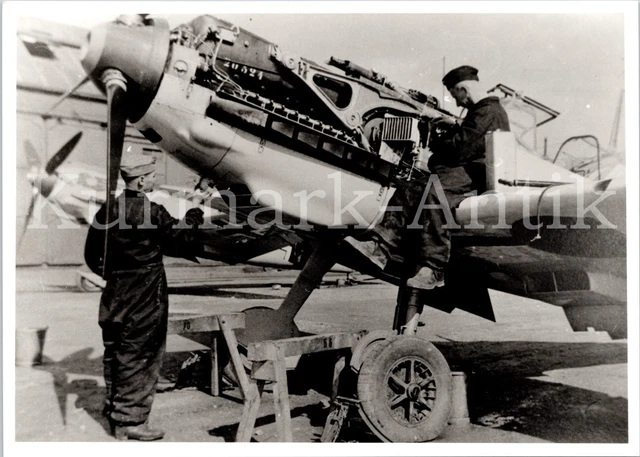 R097 FOTO WEHRMACHT Archiv Repro Luftwaffe Flugzeug JG52 Me109 Emblem ...