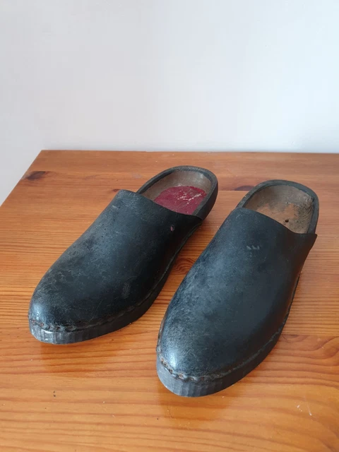 ANCIENNE PAIRE DE sabots en bois et cuir noir artisanal 25 cm EUR 25,00 ...