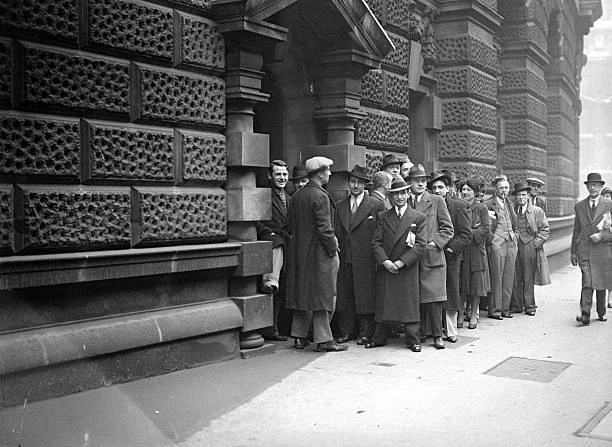 A QUEUE OUTSIDE The Old Bailey In London 1936 Old Photo EUR 6,58 ...