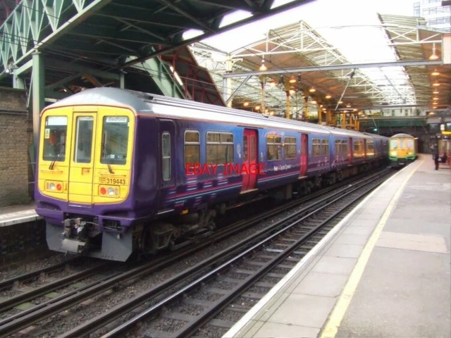 PHOTO CLASS 319 4-Car Emu No 319 443 At Farringden On A Luton - Gatwick ...