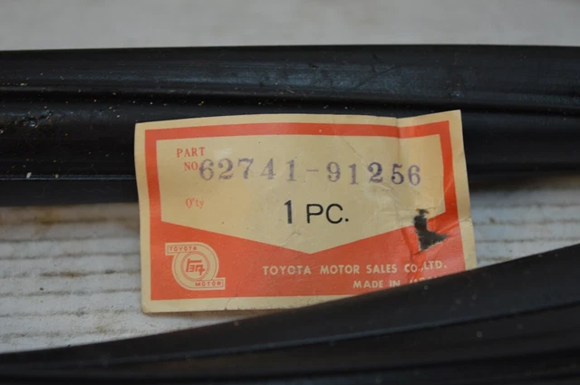 NOS GENUINE TOYOTA トヨタ Corona Rt89 Large Rear Quarter Window Rubber ...