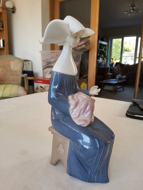 LLADRO &TIME TO Sew" 5501 Seated Nun Sewing Figure Blue Version W10 £5. ...