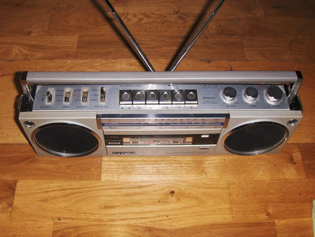 VINTAGE SANYO MINI Slim AM FM Stereo Radio M7750 LG Cassette Ghetto ...
