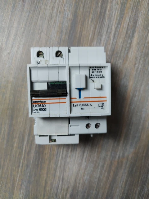 DISJONCTEUR DIFFÉRENTIEL LEGRAND 02501 U(16A) n°17 240V~ EUR 17,75 ...
