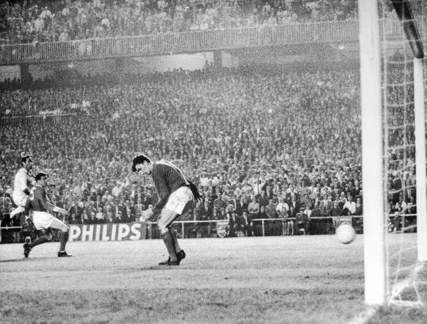 MANCHESTER UNITED KEEPER Alex Stepney Lets The Ball Go 1968 Football ...