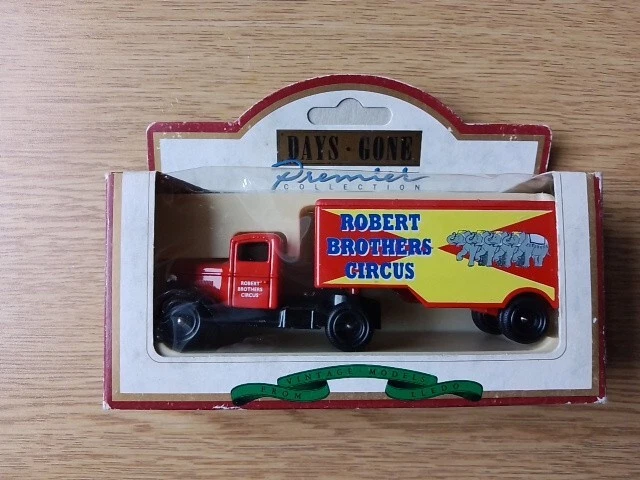 LLEDO FORD 3.5TON Articulated Box Truck Robert Bros Circus. Scale 1:76 ...