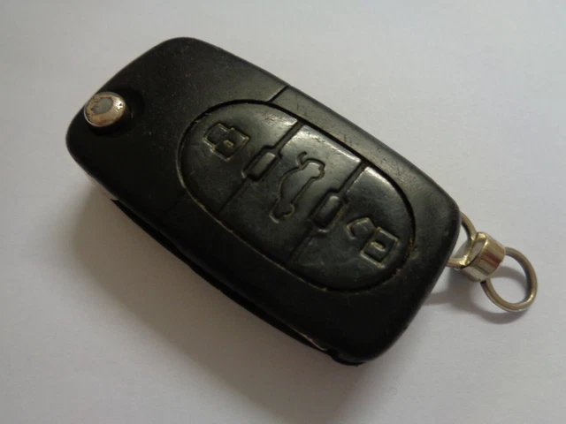 ORIGINAL AUDI AUTOSCHLÜSSEL Fernbedienung Anhänger 3 Tasten HLO 8P0 837 ...