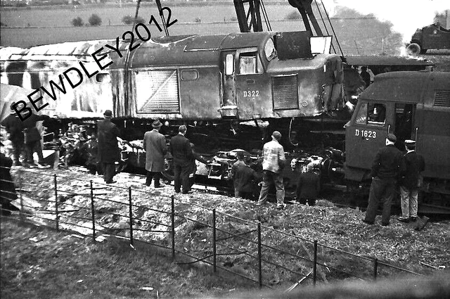4 X NEGATIVES 35mm CLASS 40 D322 SMASH UP AT ACTON GRANGE 13/5/1966 £26 ...