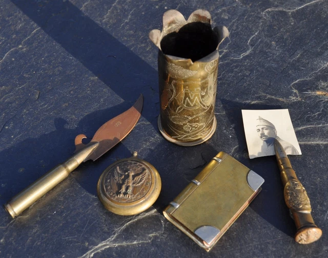 ART DE TRANCHÉE - Divers objets, briquets, douille, coupe papier, photo ...