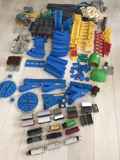 TOMY TRACKMASTER THOMAS the tank engine train set and thomas character ...