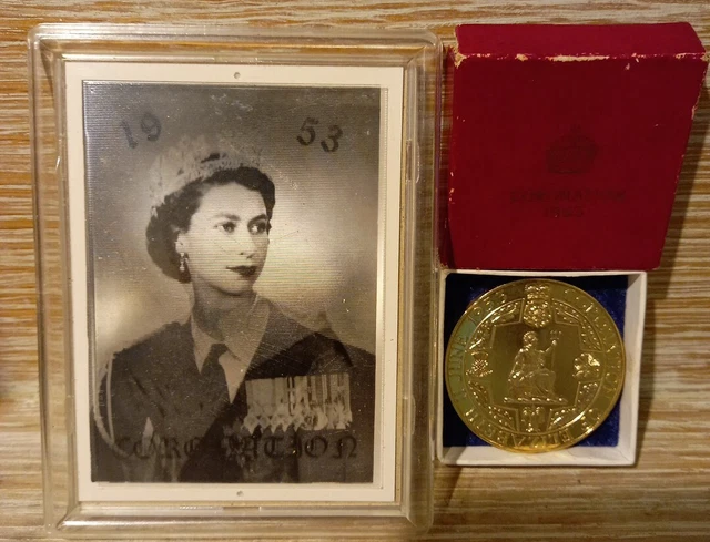 1953 QUEEN ELIZABETH II & Prince Phillip Lenticular Fairylite Photo & Medallion £11.50 - PicClick UK