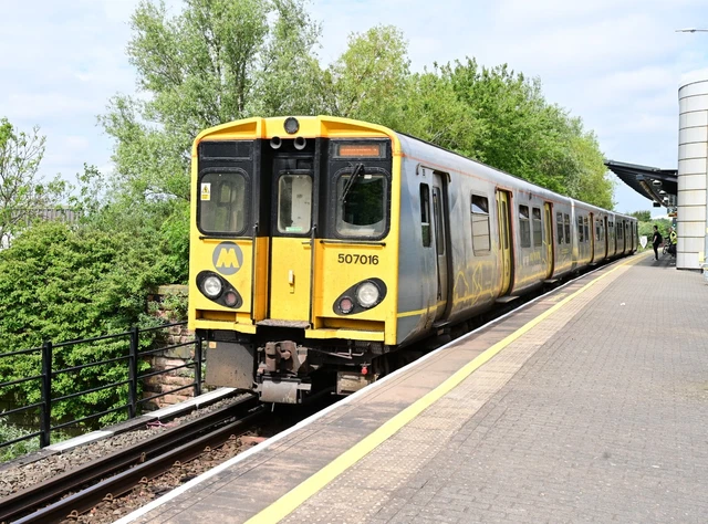 CLASS 507 NO 507016 in merseyrail at sandhills £1.00 - PicClick UK