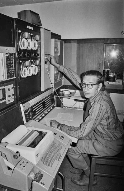 HANS EYSENCK USING a DEC LINC-8 minicomputer, UK,1972 OLD PHOTO $9.00 ...