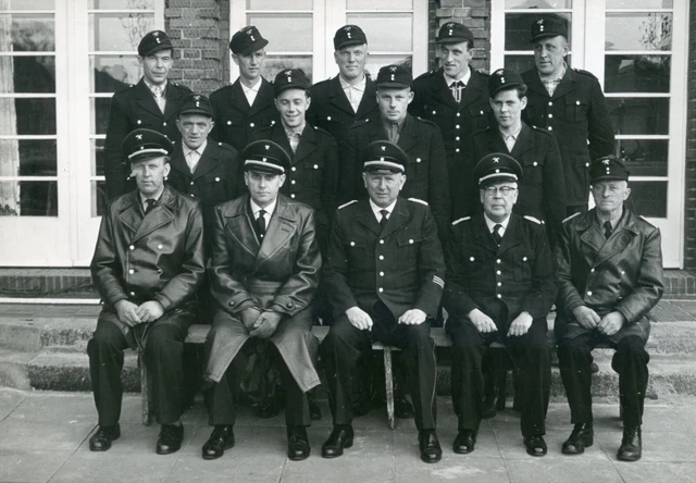 WW2..PAUSE PHOTO DE soldats allemands dit pompiers, faut bien éteindre ...