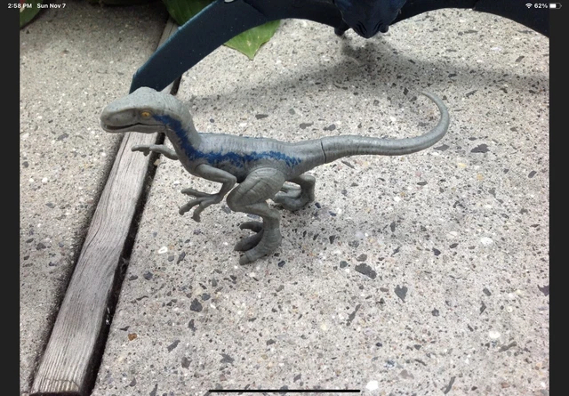 JURASSIC WORLD VELOCIRAPTOR Blue Raptor Dinosaur Jurassic Park FIGURE ...