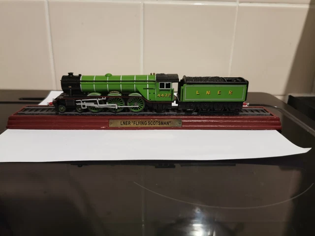 LNER 4472 FLYING Scotsman Locomotive Train Scaled Model Display Green ...