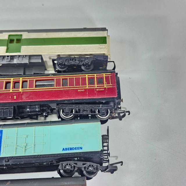 RAKE OF 5 Triang And Lima Ambulance, Lms, Bp Van, Siphon G ...