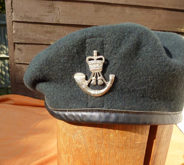 BRITISH ARMY THE RIFLES BERET WITH BADGE AMMO & CO SIZE 7 56cm NEW ...