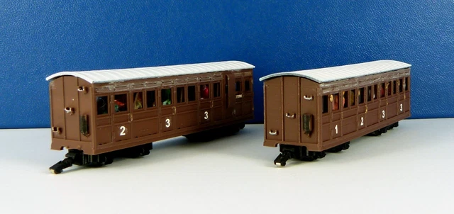 PAIR OF HOE / OO9 NARROW GAUGE KIT BUILT COACHES COMPOSITE & COMPOSITE ...