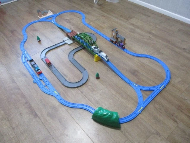 TOMY TRACKMASTER THOMAS the tank engine train set and battery thomas ...