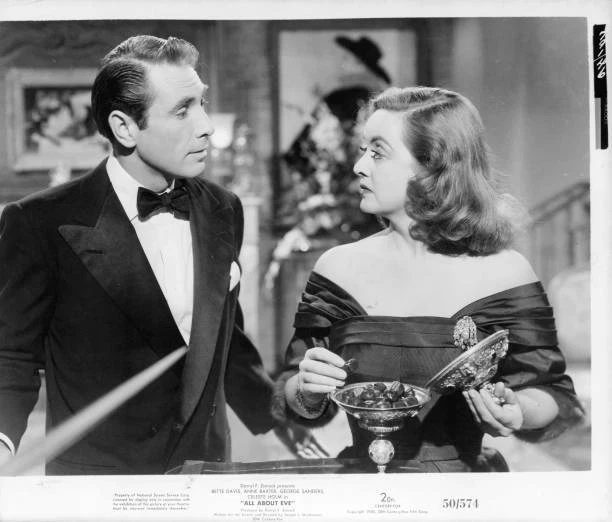 GARY MERRILL TALKS to Bette Davis for the movie All About Eve 1950 Old ...